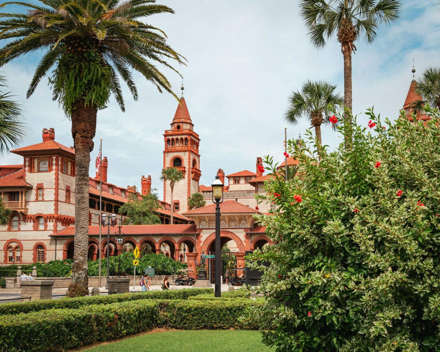 8 Best Colleges in Florida Near the Beach - Strong Academics & Leisure Life