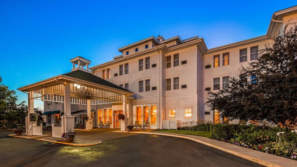 The 8 Best Resorts on Lake Superior | Hand-Picked for 2026